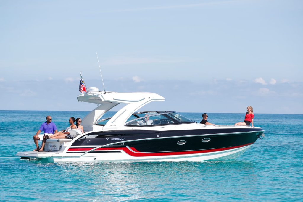 330 Crossover Bowrider - Twin Outboard Bowrider | Formula Boats
