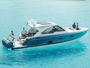 Formula 330 Crossover Bowrider w/ Open Bow & Cabin