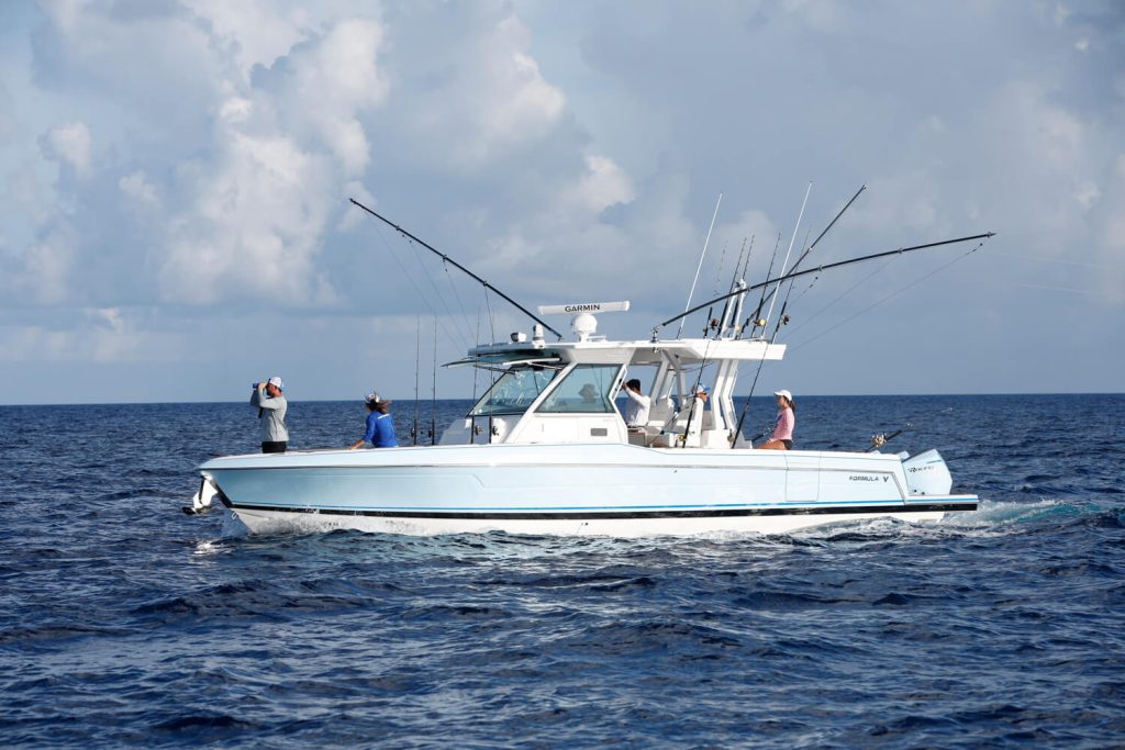 38 ft Luxury Fishing Boat - 387 Center Console Fish | Formula