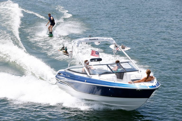 Formula 240 Bowrider - Luxury 24 ft Sport Boat | Formula Boats