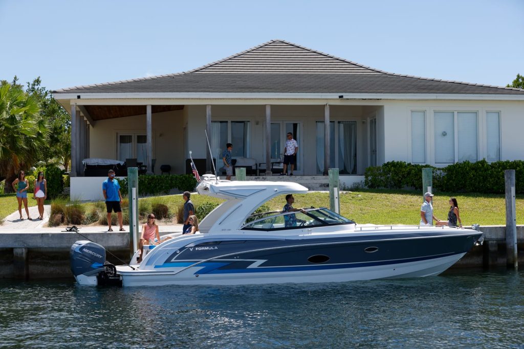 350 Crossover Bowrider - Outboard & Sterndrive | Formula Boats