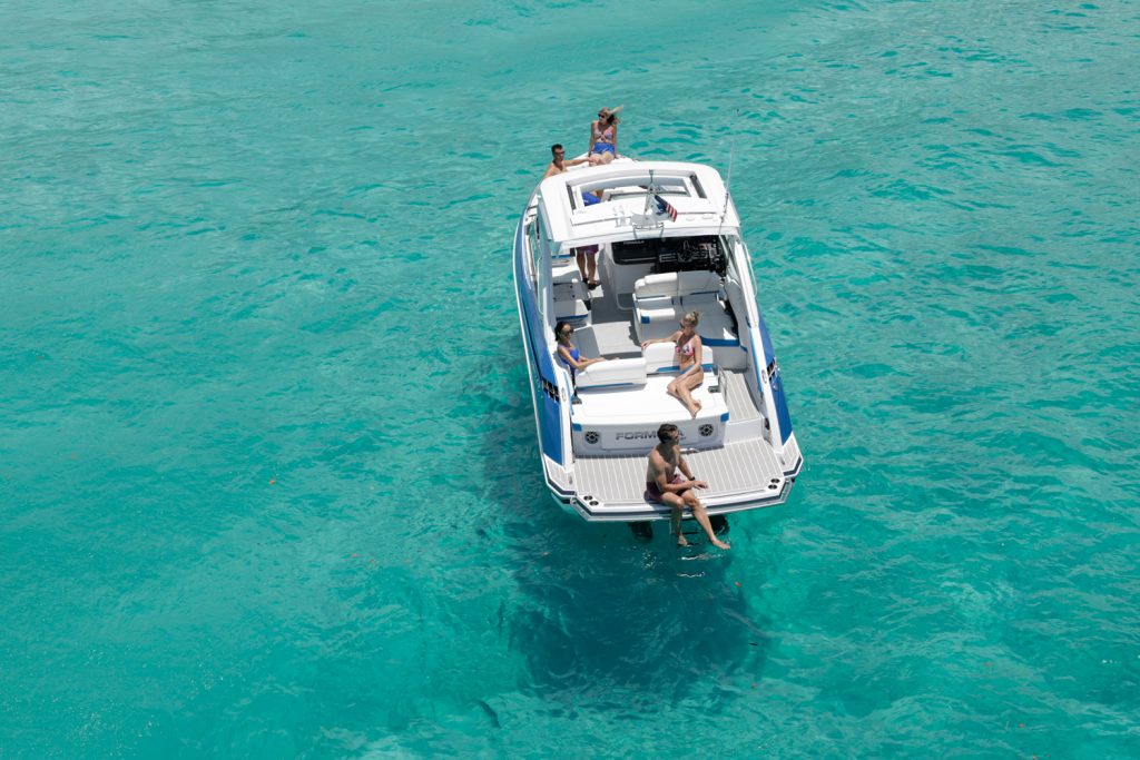 Formula 330 Crossover Bowrider w/ Open Bow & Cabin