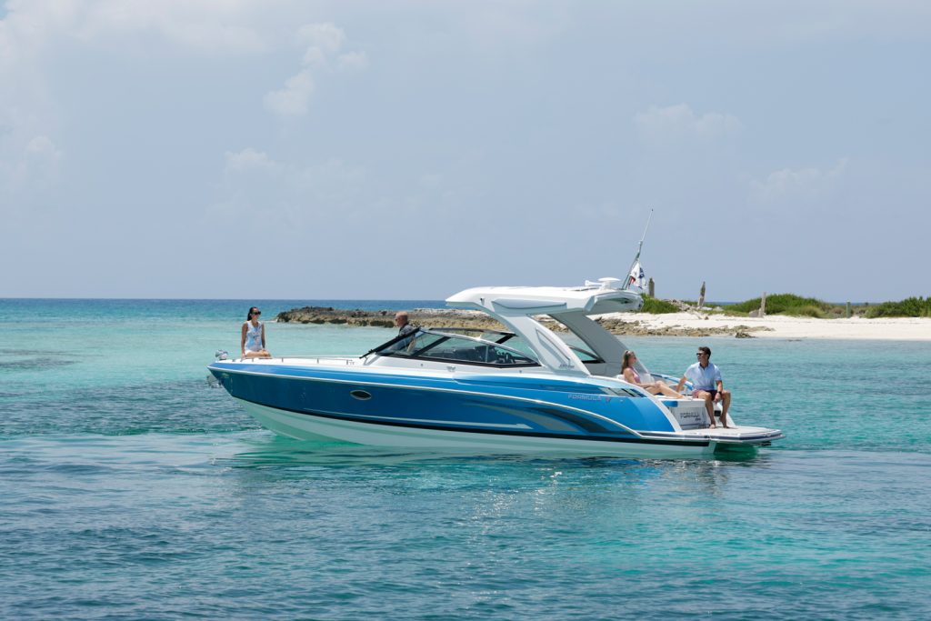 Formula 330 Crossover Bowrider w/ Open Bow & Cabin