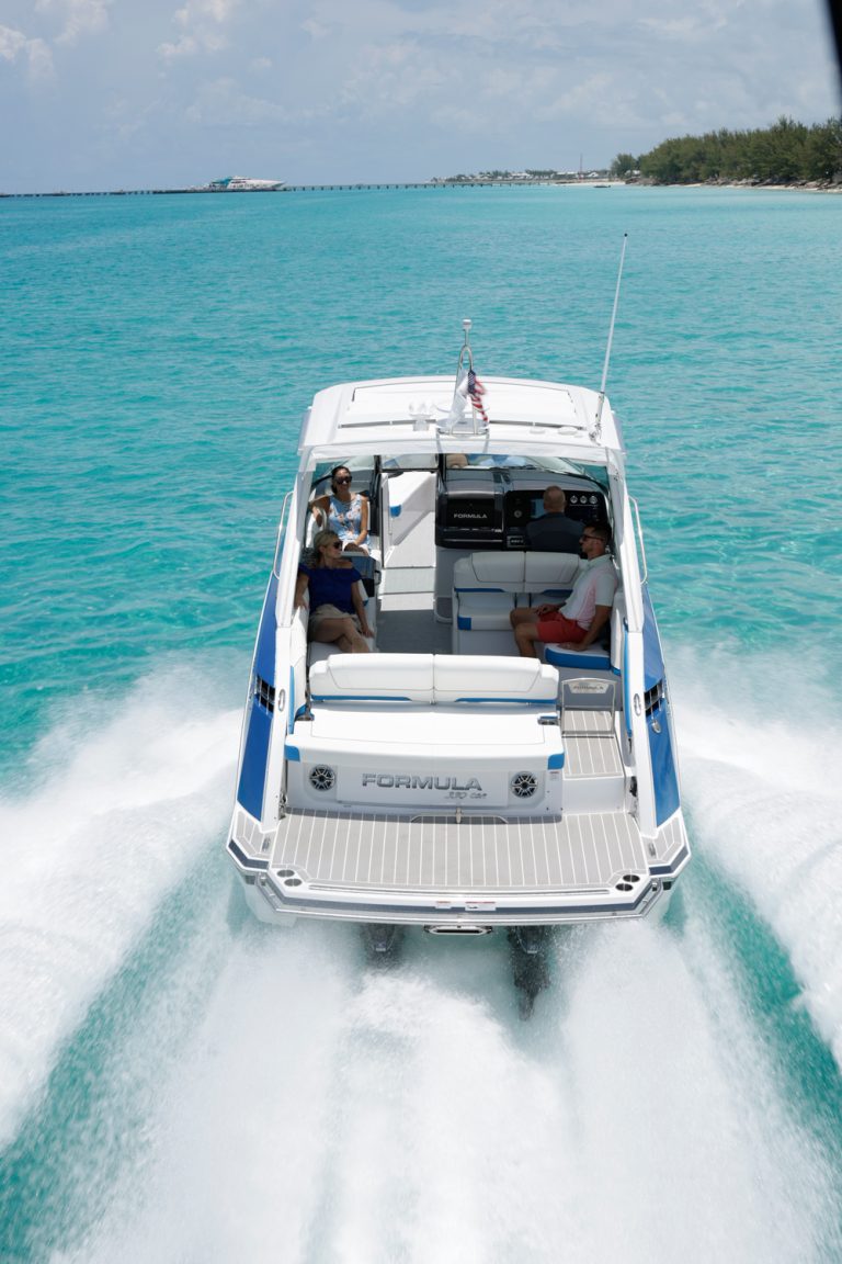Formula 330 Crossover Bowrider w/ Open Bow & Cabin