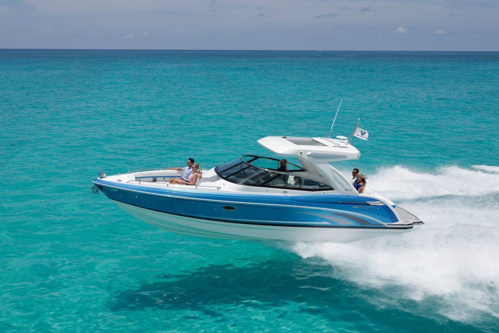 Formula 330 Crossover Bowrider w/ Open Bow & Cabin