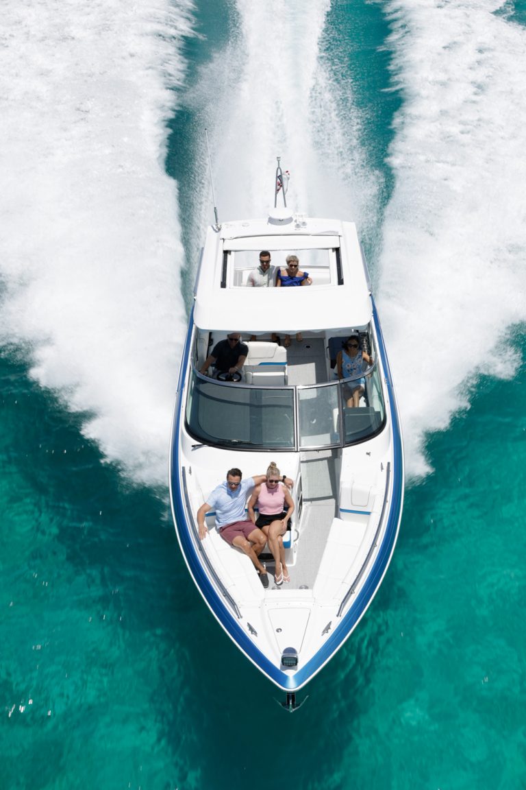 Formula 330 Crossover Bowrider w/ Open Bow & Cabin