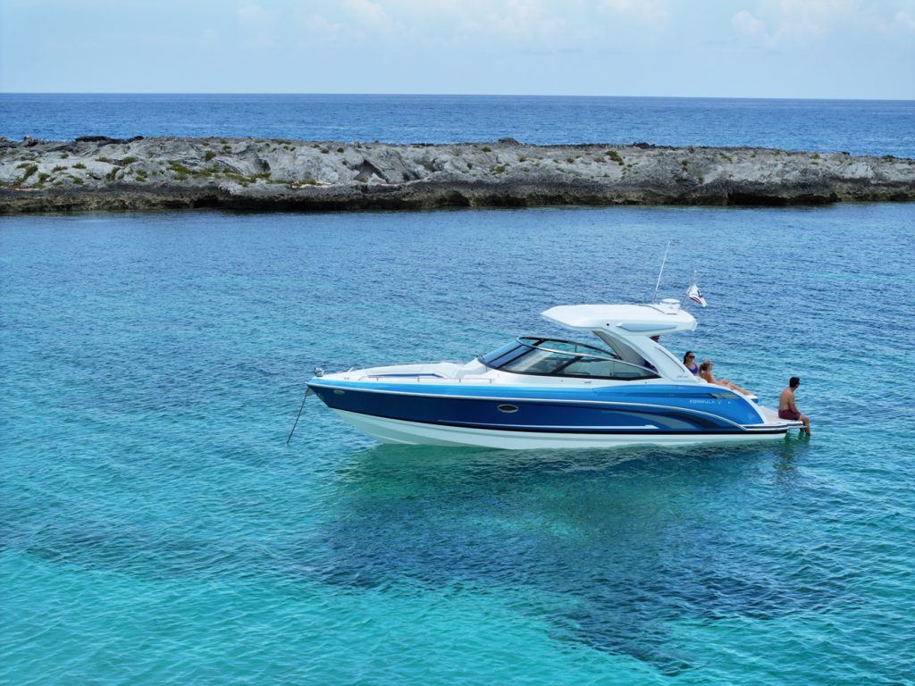 Formula 330 Crossover Bowrider w/ Open Bow & Cabin
